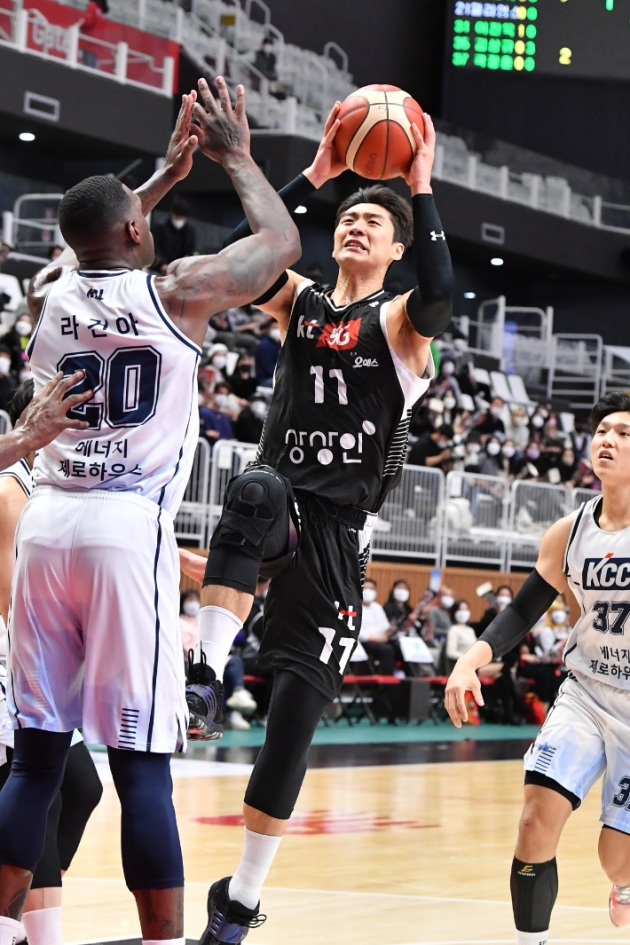 양홍석·라렌 41득점 합작…kt, KCC 완파하고 단독 선두 질주