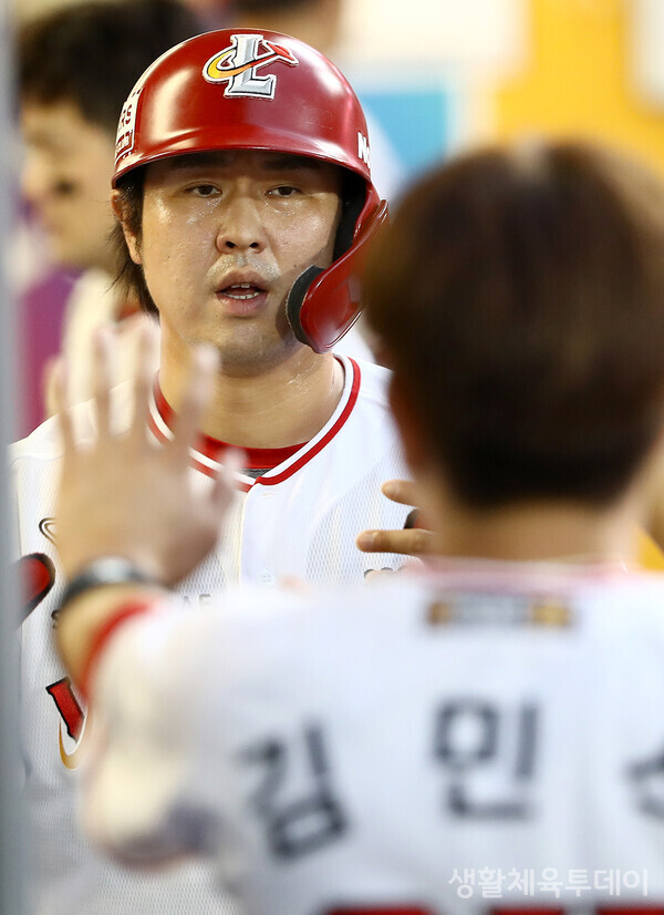SSG 최정, 4년만에 KBO 리그 월간 MVP에 선정돼
